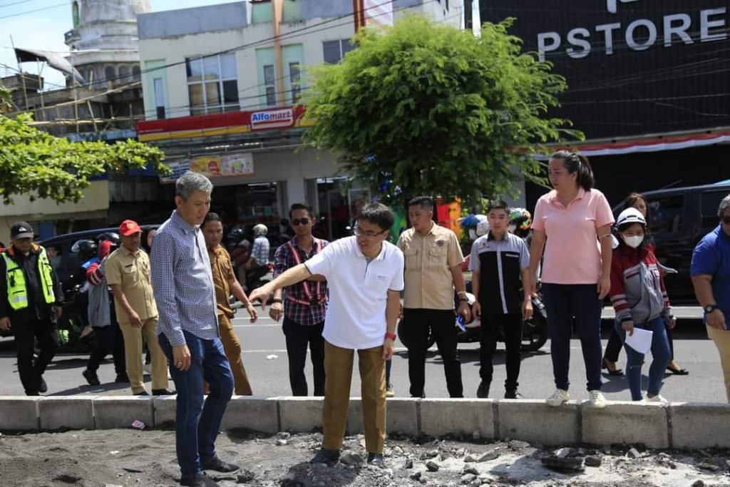 Andrei Angouw Tinjau Perbaikan Trotoar dan Drainase di Kawasan Megamas ... Andrei Angouw Tinjau Perbaikan Trotoar dan Drainase di Kawasan Megamas ...